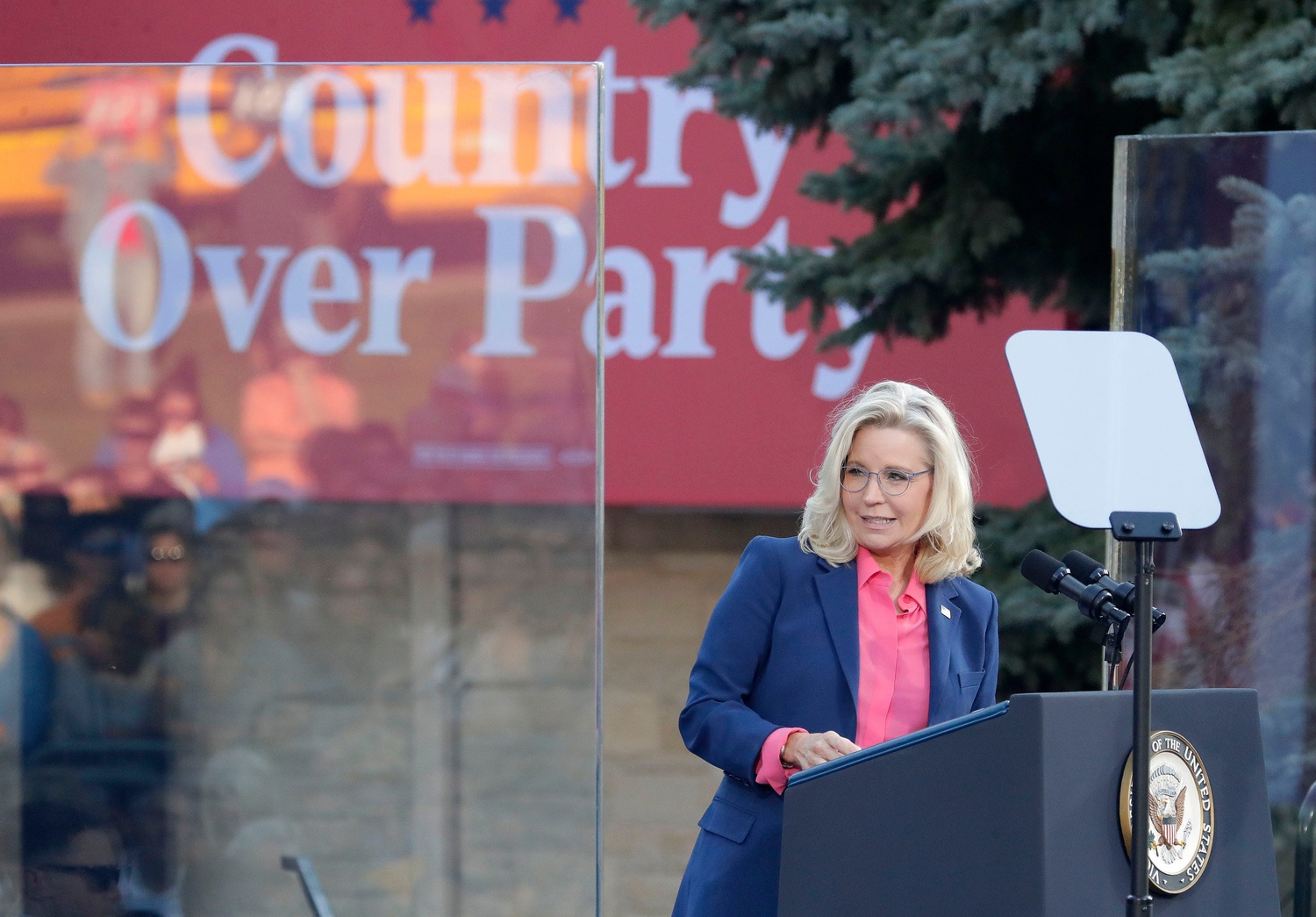 Woman who allegedly threatened Trump released by judge