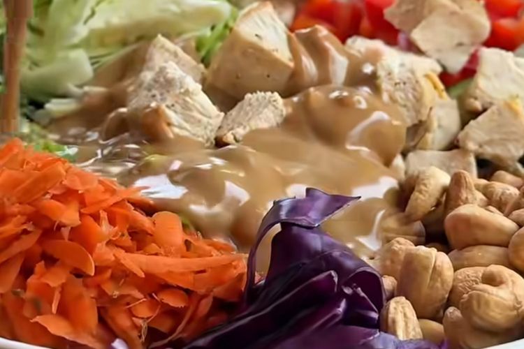 Resep Thai Salad PCOS-Friendly Ala Cory Ruth dengan Dressing Kacang ...