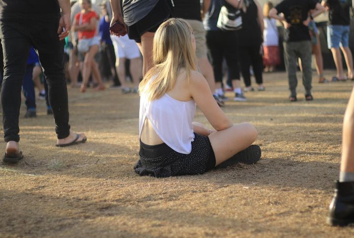 10 Subtle Signs Someone May Be Socially Isolated