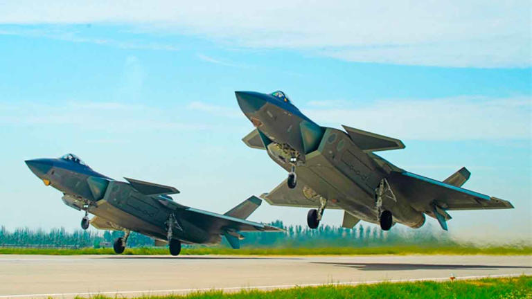 La Chine atteint un jalon : le 300e chasseur furtif J-20 intégré à la ...