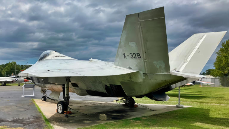Boeing’s X-32 was designed to become the F-35 — it was ugly, it couldn ...