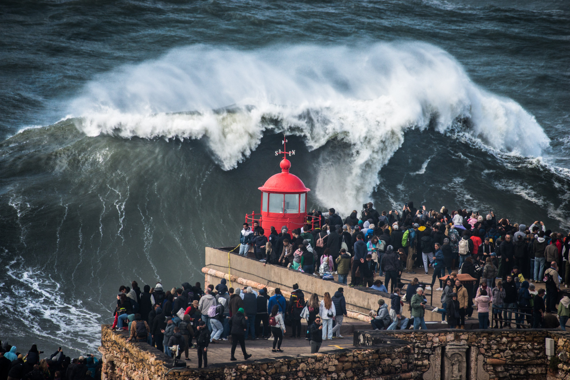 Nazaré: the biggest waves in the world