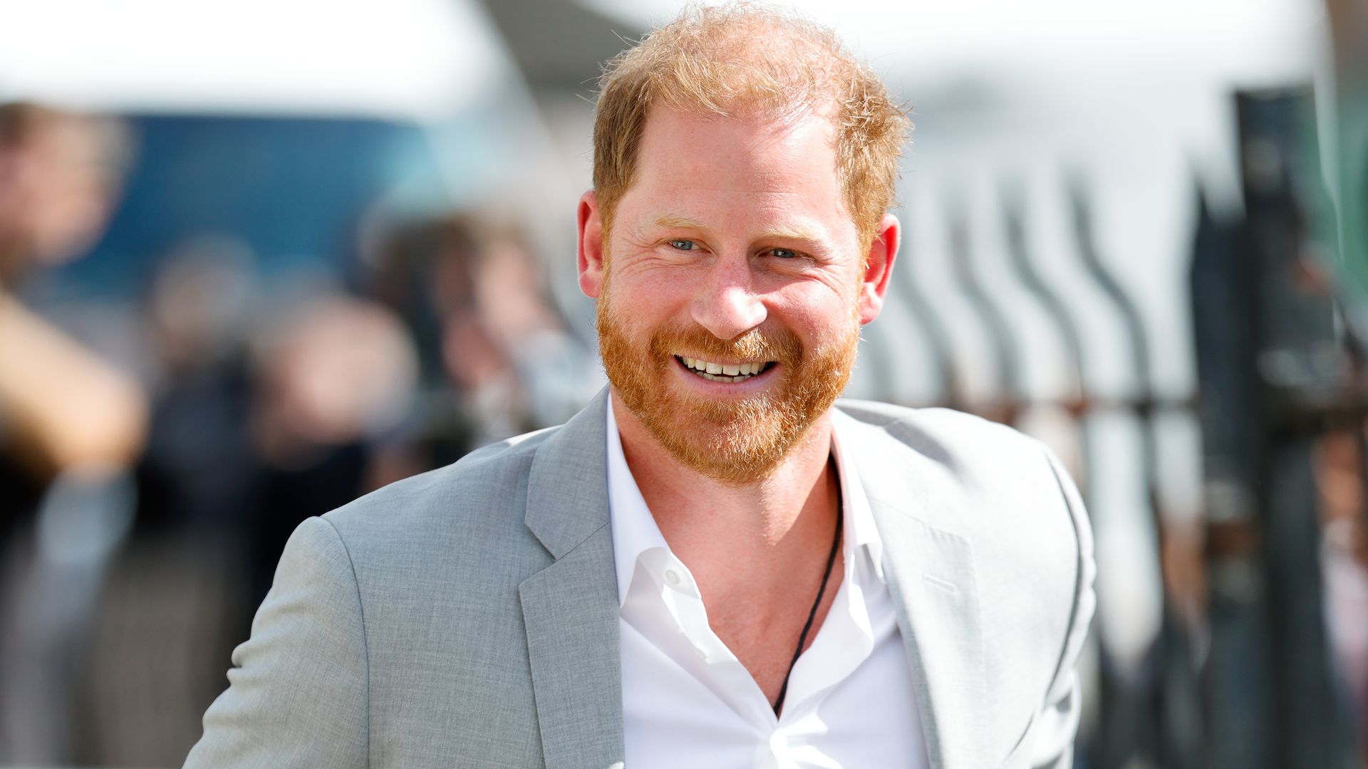 El príncipe Harry se luce recreando una divertida escena de 'Bake Off ...