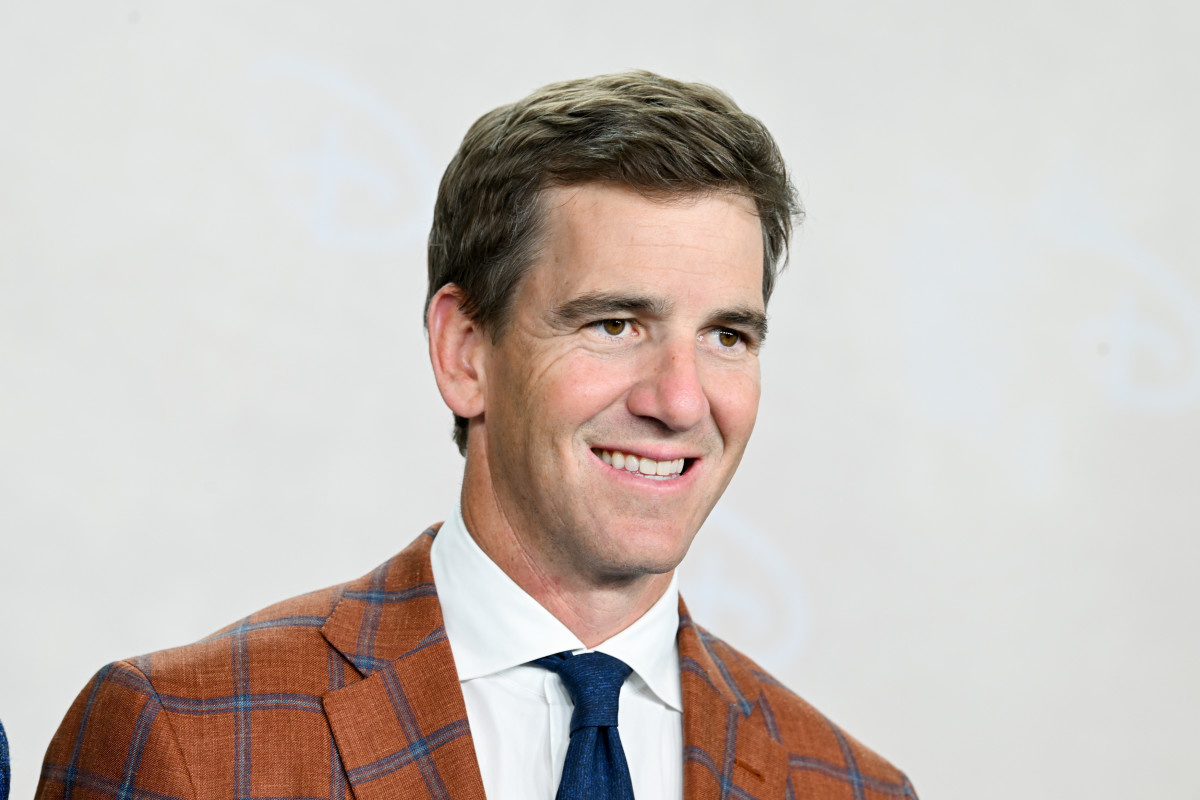 NFL Great Eli Manning Stuns Savannah Bananas Fans in NY With Undercover ...