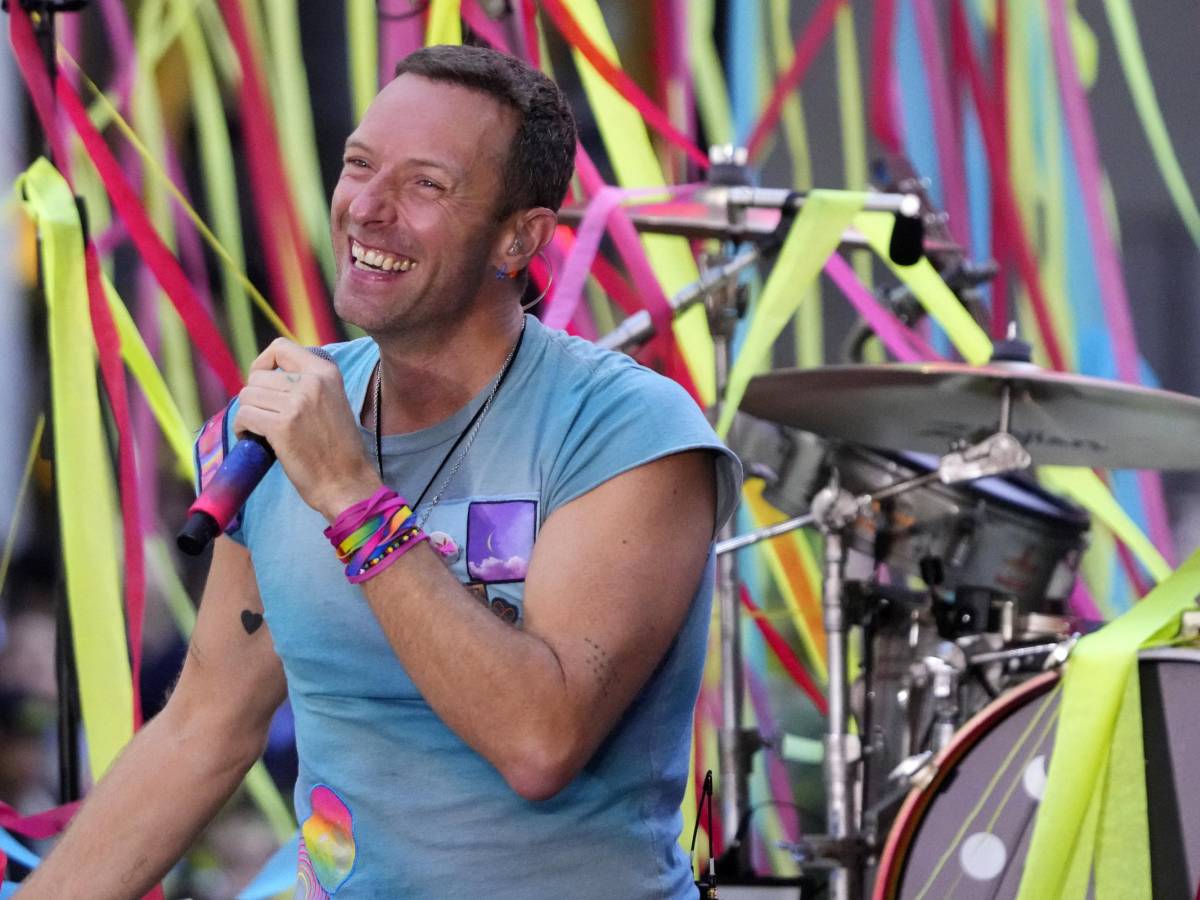 Chris Martin: "Mandate amore alla famiglia di Kirk". Ma viene fischiato