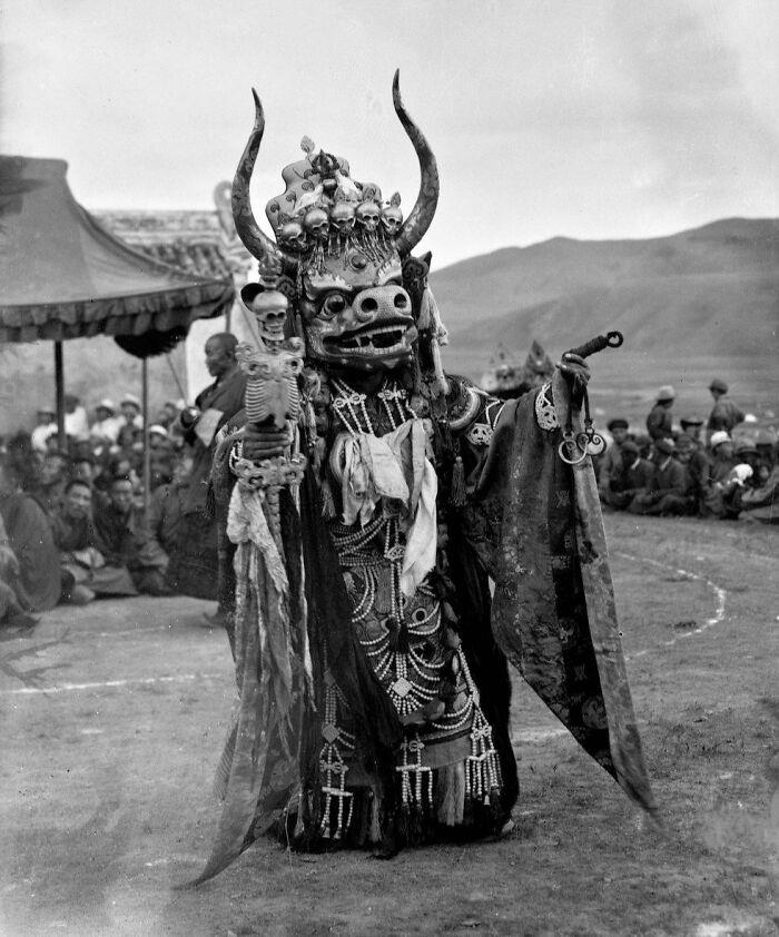 46 Historical Photos And Their Intriguing Or Heartbreaking Backstories