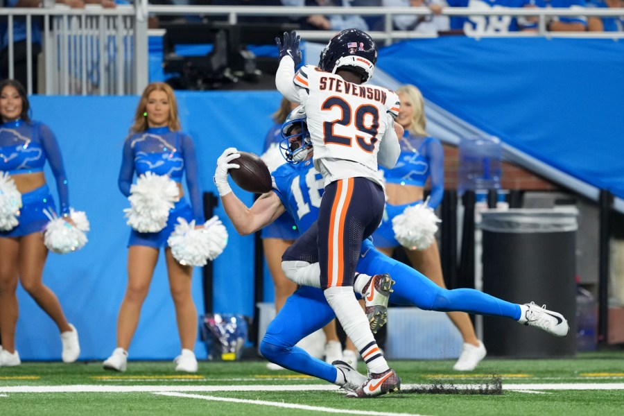 Isaac TeSlaa makes another sensational one-handed catch for Lions