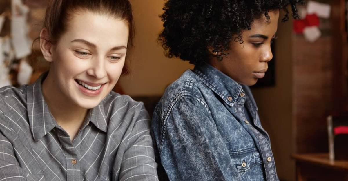 10 Signs Someone’s Pretending to Be Your Friend Just to Use You