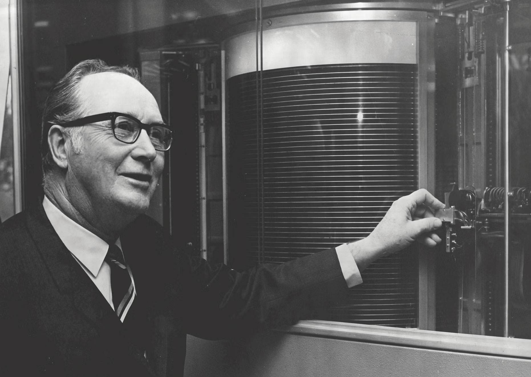 IBM RAMAC 350: há 69 anos era lançado o disco rígido de 1 tonelada que ...