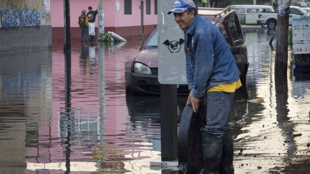 Los Reyes y Neza bajo el agua tras fuertes lluvias en el Edomex