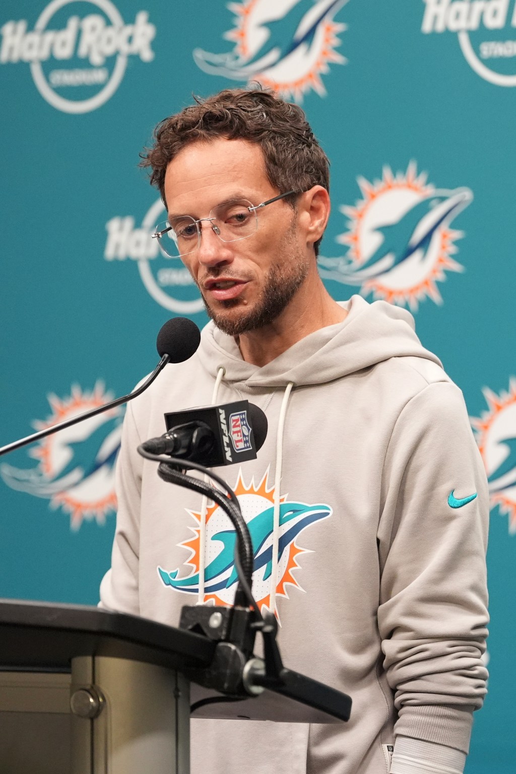 Mike McDaniel responds to plane banner calling for his firing amid ...