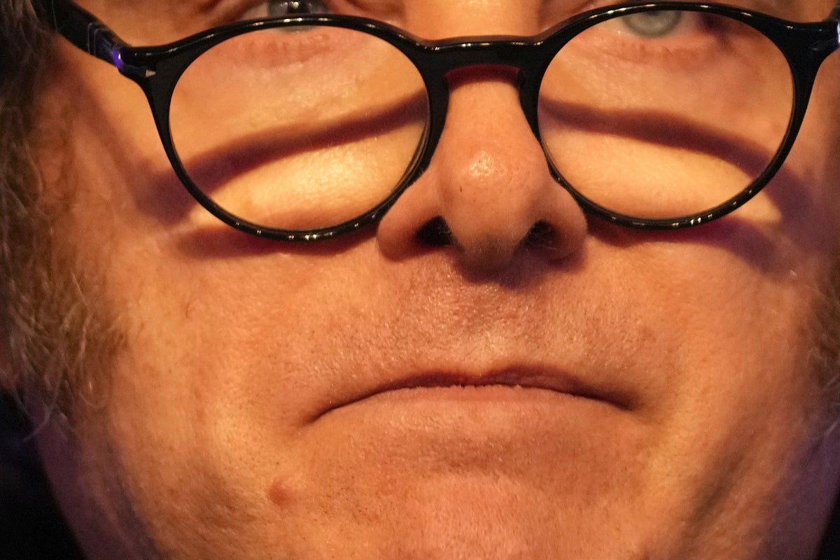 Dólar cotiza a su máximo histórico en Argentina y sube riesgo país mientras tambalea plan de Milei