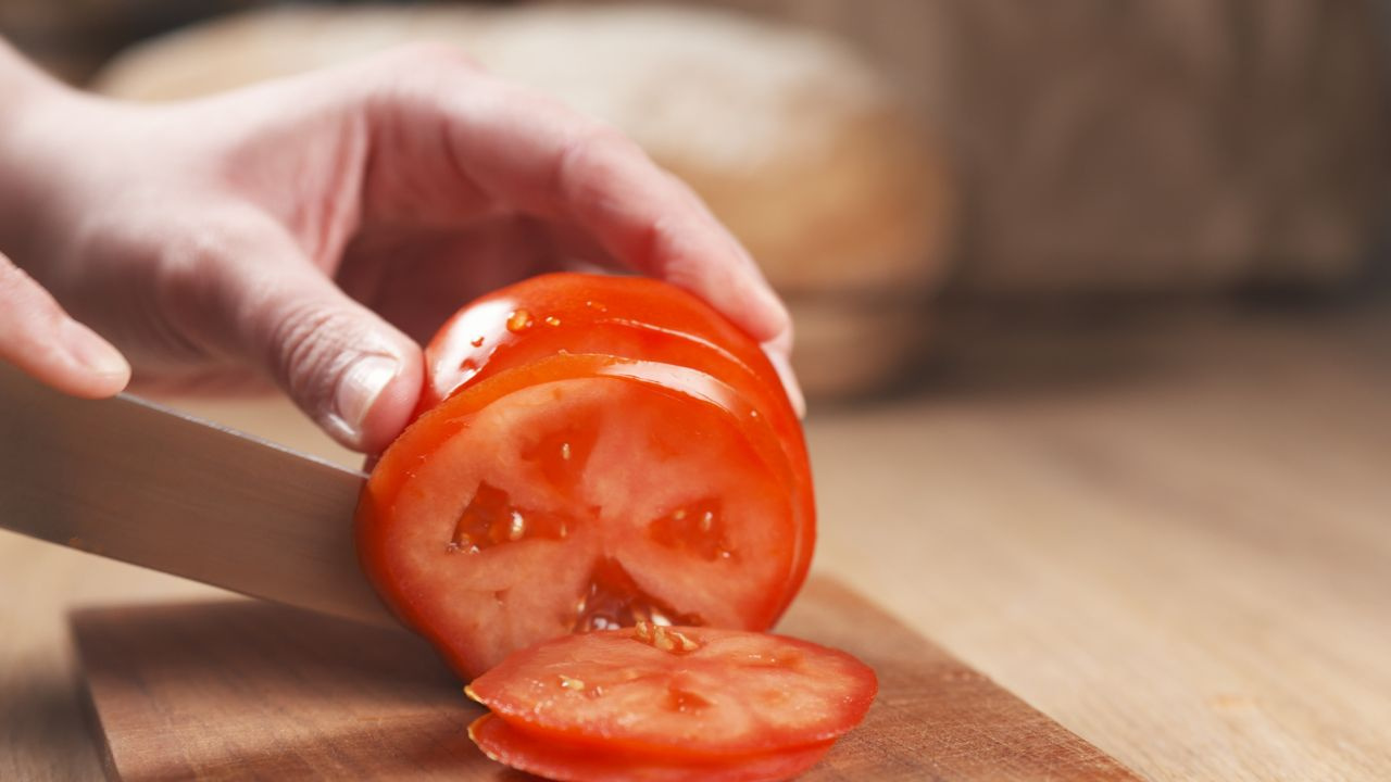 Comer tomate todos os dias: entenda os benefícios e até que ponto é ...