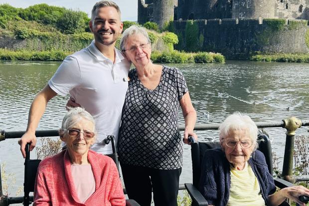 Care Home Residents Get Together For Wonderful Day Out