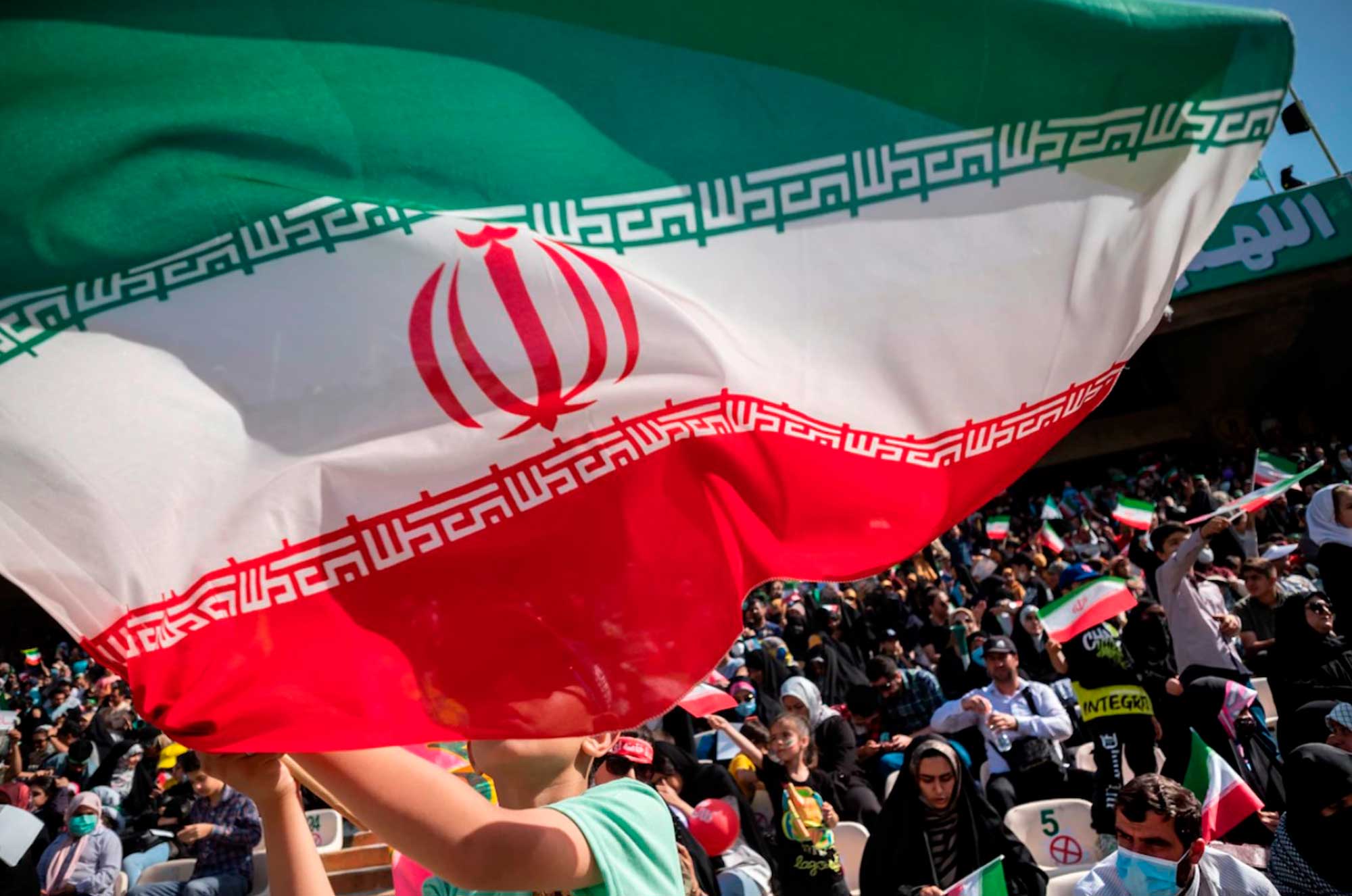 Irão: um país dividido entre duas bandeiras
