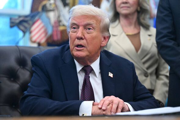 Donald Trump's left hand 'glued over back of right' as he gives update ...