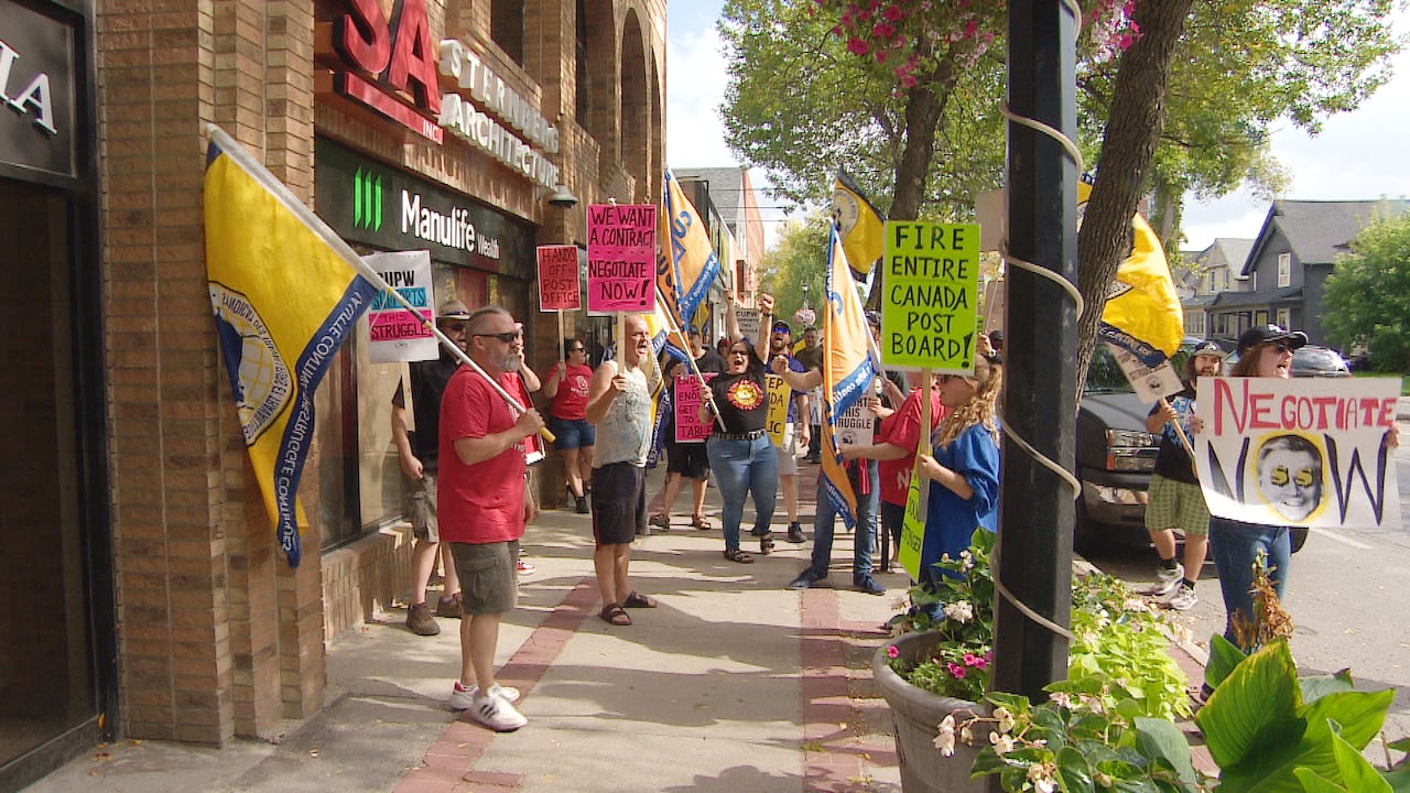 Postal workers to stop delivering flyers