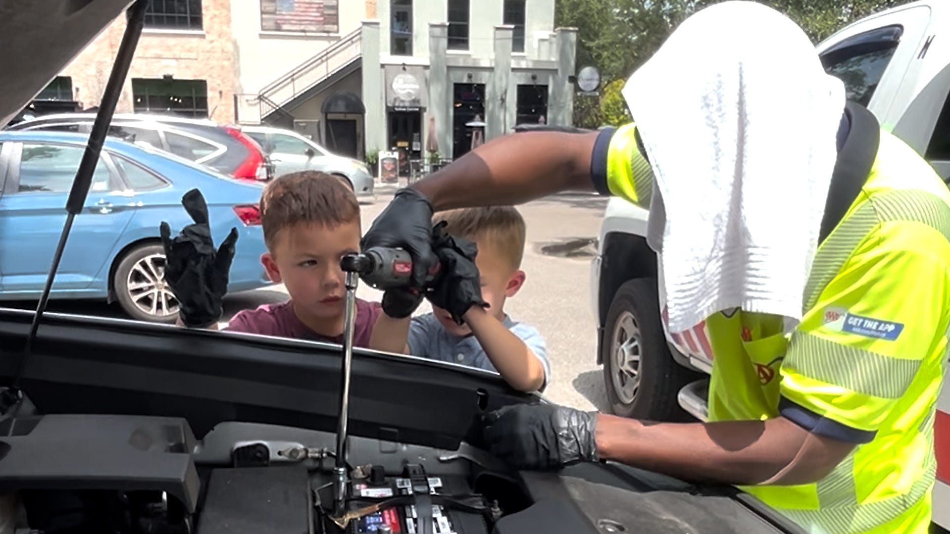 AAA technician turns car trouble into sweet moment with young kids