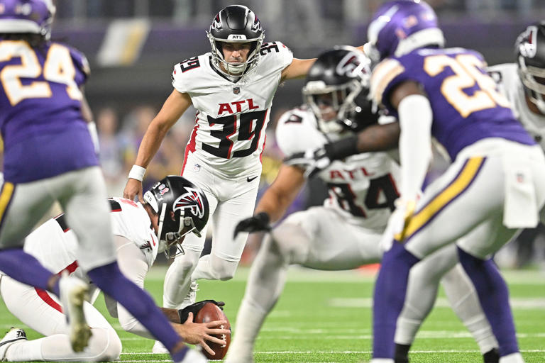Falcons' Kicker Met His New Teammates For the First Time - Live After ...