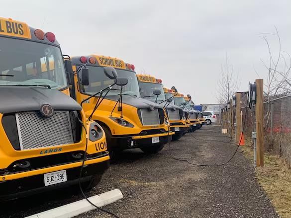 Retour en service d’autobus scolaires électriques Lion en Ontario
