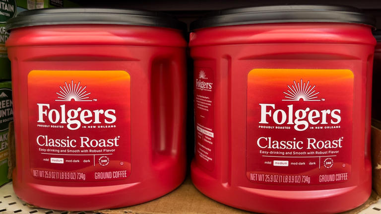 Don't Throw Away Your Old Coffee Container — Try This Clever Outdoor ...