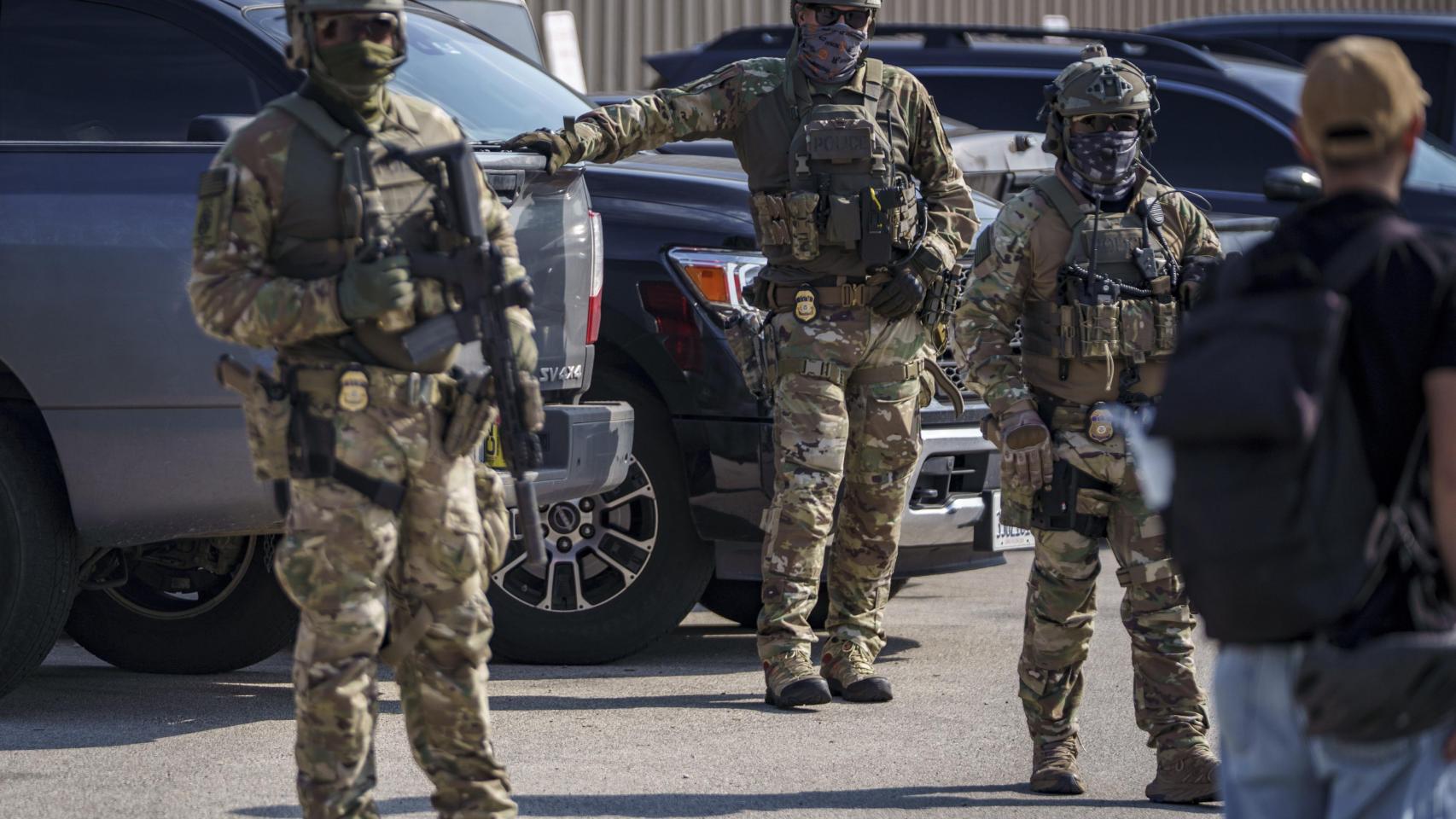 Duro golpe para los migrantes de Illinois: Una redada nocturna del ICE ...