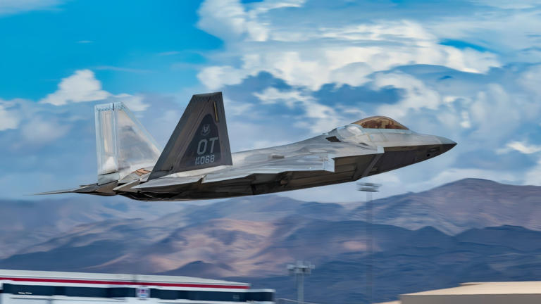 The Air Force Will Soon Have 32 Additional F-22 Combat Ready ‘Raptor ...