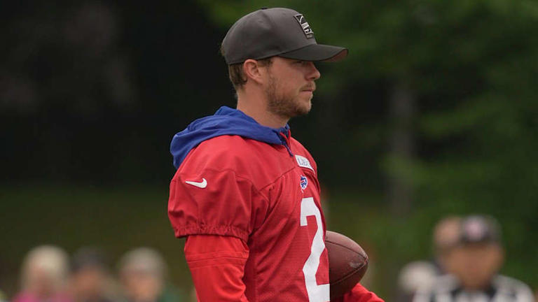 Bills' Matt Prater applying real kicking pressure on Tyler Bass