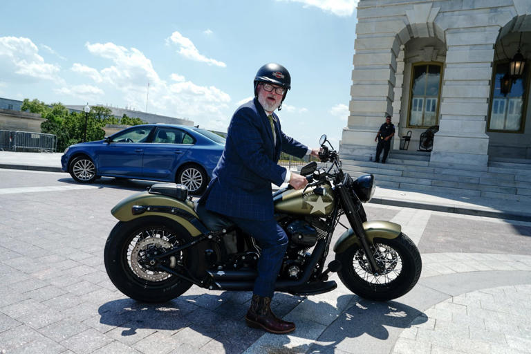 Republican floods social media with 550 posts — most calling for ...