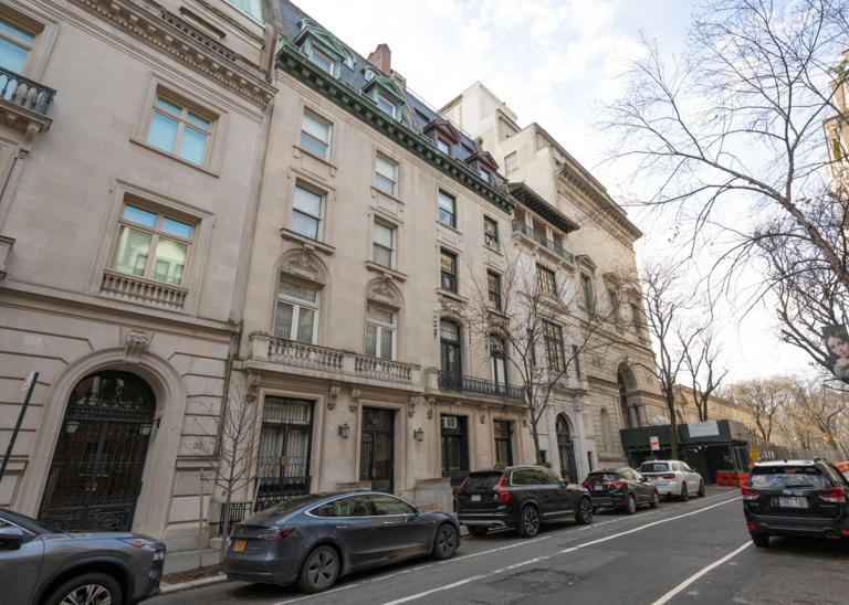 Bill Cosby’s NYC townhouse, in foreclosure, finds buyer after less than ...