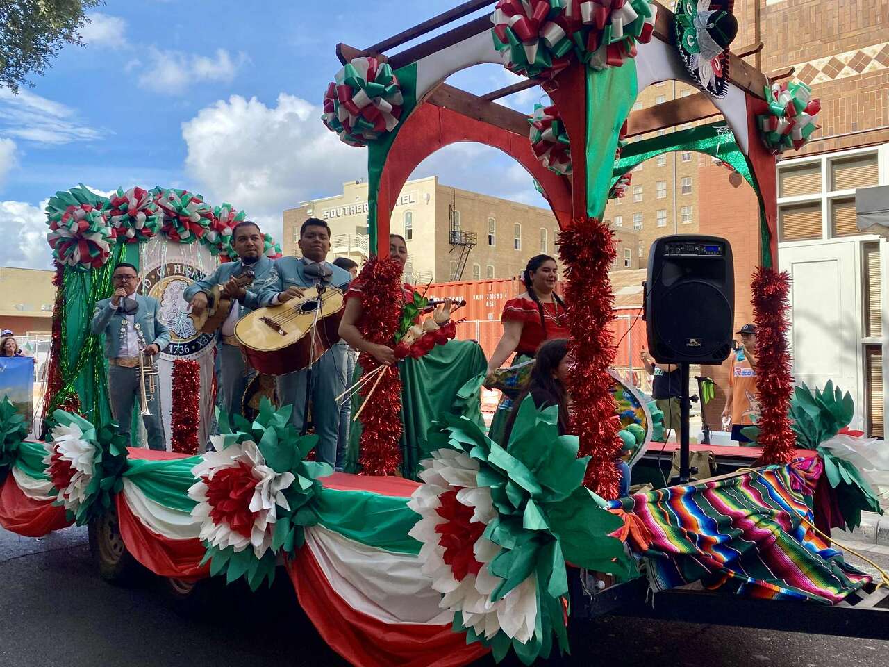 Binational Mexican Independence Parade unites Los Dos Laredos