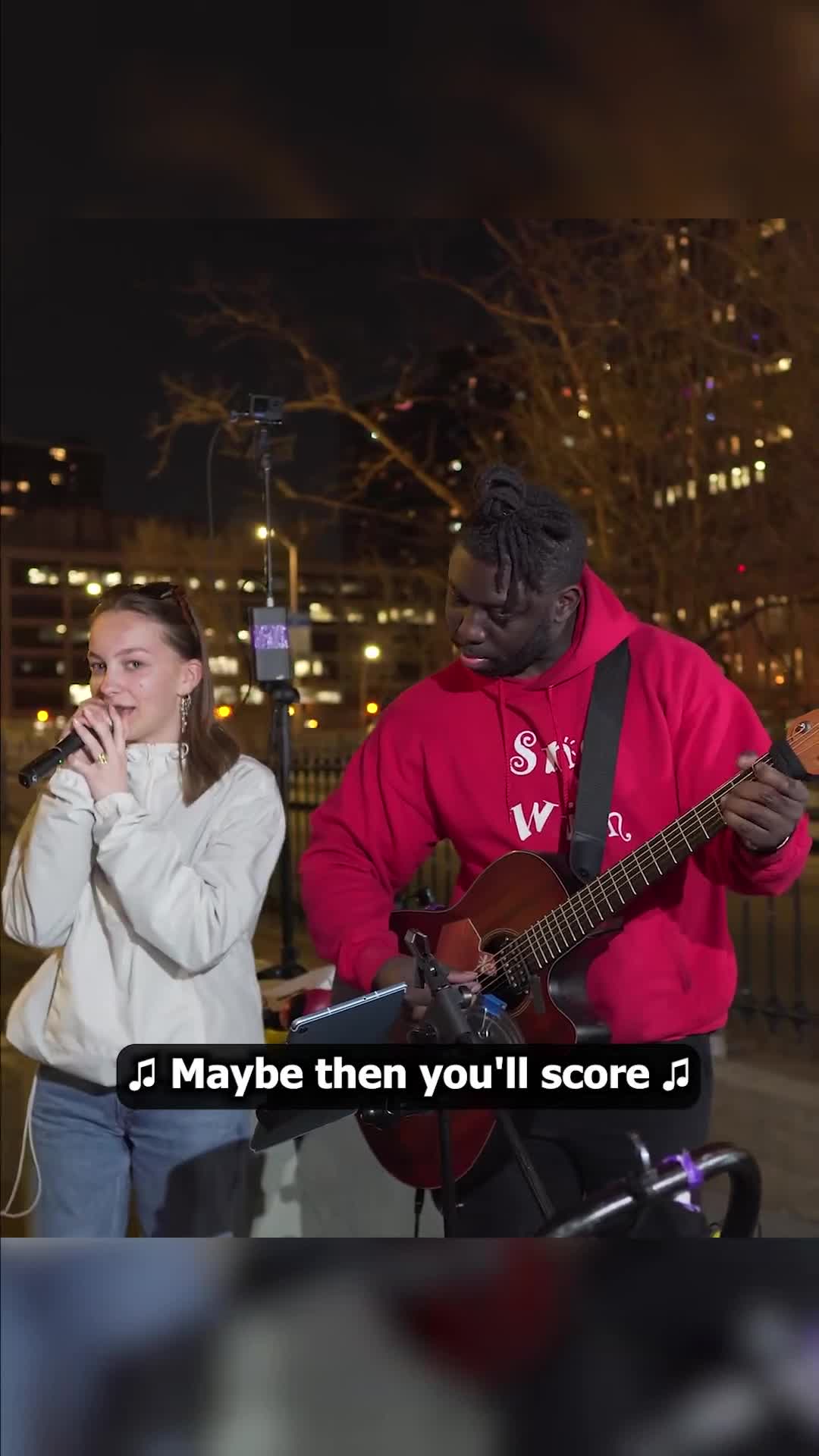 ️ Mom reacts to her daughter singing in public