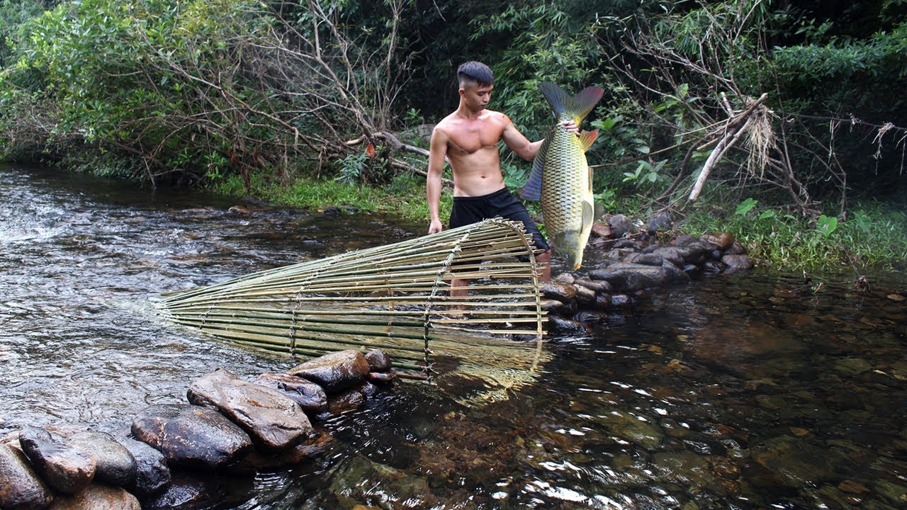 Primitive technology: Big fish trap in the forest