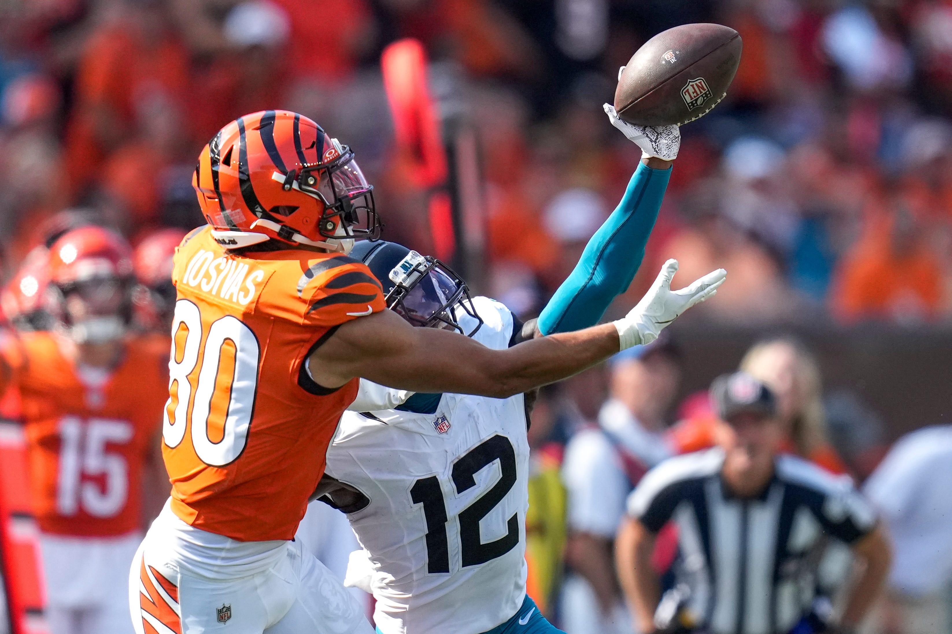 Jaguars' Liam Coen reacts to late penalty on Travis Hunter vs. Bengals