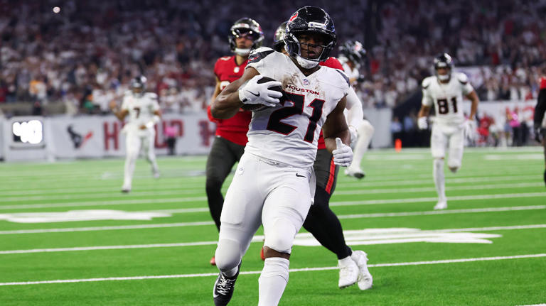 Cowboys urged to sign Nick Chubb as 'veteran grinder' behind Javonte ...