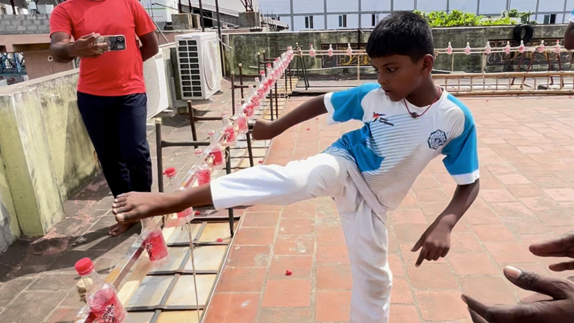 Die meisten aufgeschraubten Flaschenverschlüsse mit Kampfsportkick in einer Minute - 50 von V ...