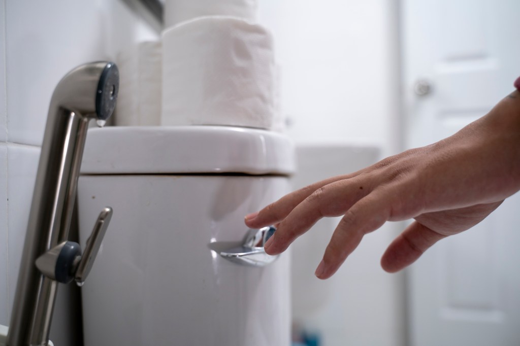 This is how many times you should pee in a day – according to your age ...