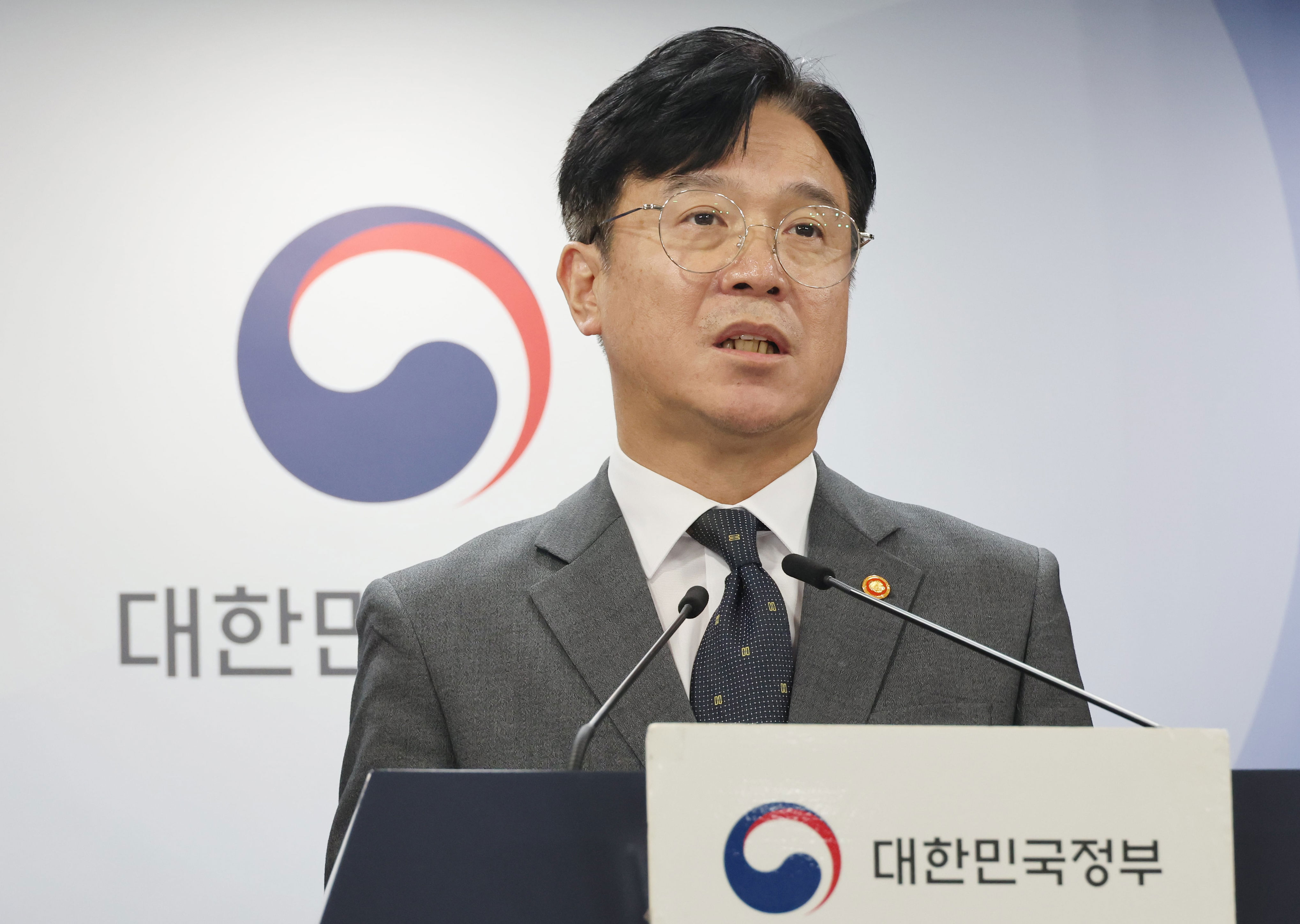 Lee government finalizes retirement age extension, 4.5-day workweek