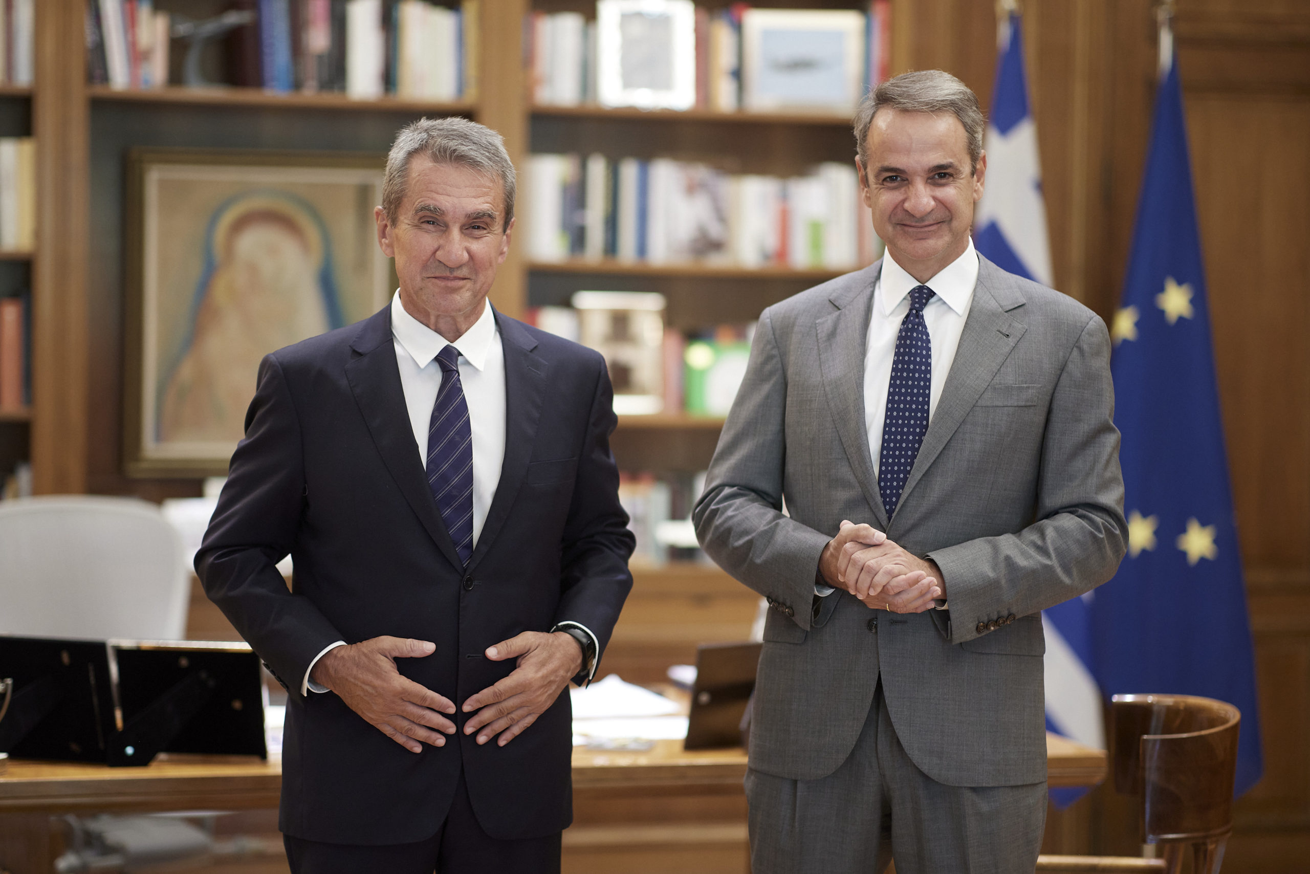 Ο Μητσοτάκης καλωσορίζει τον Λοβέρδο στη ΝΔ: Μακριά από ταμπέλες και ...