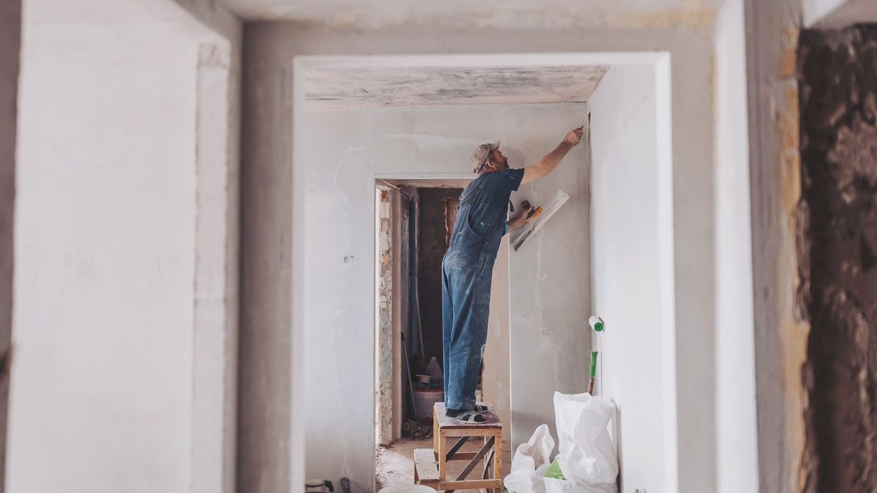 What is roll-on plaster? When to use this quick smooth finish and when ...