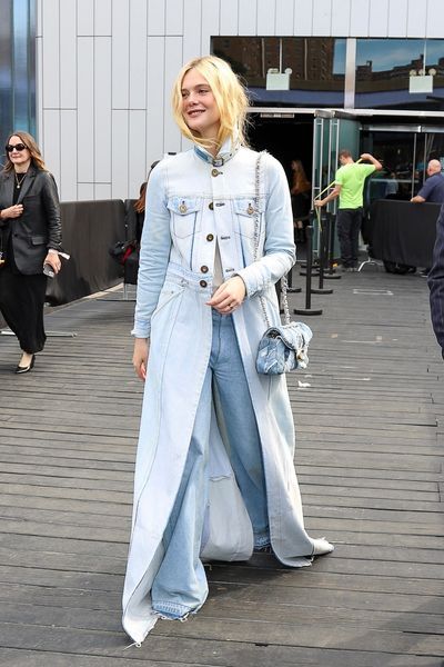 En total look denim, Elle Fanning fait sensation au défilé Coach à New York