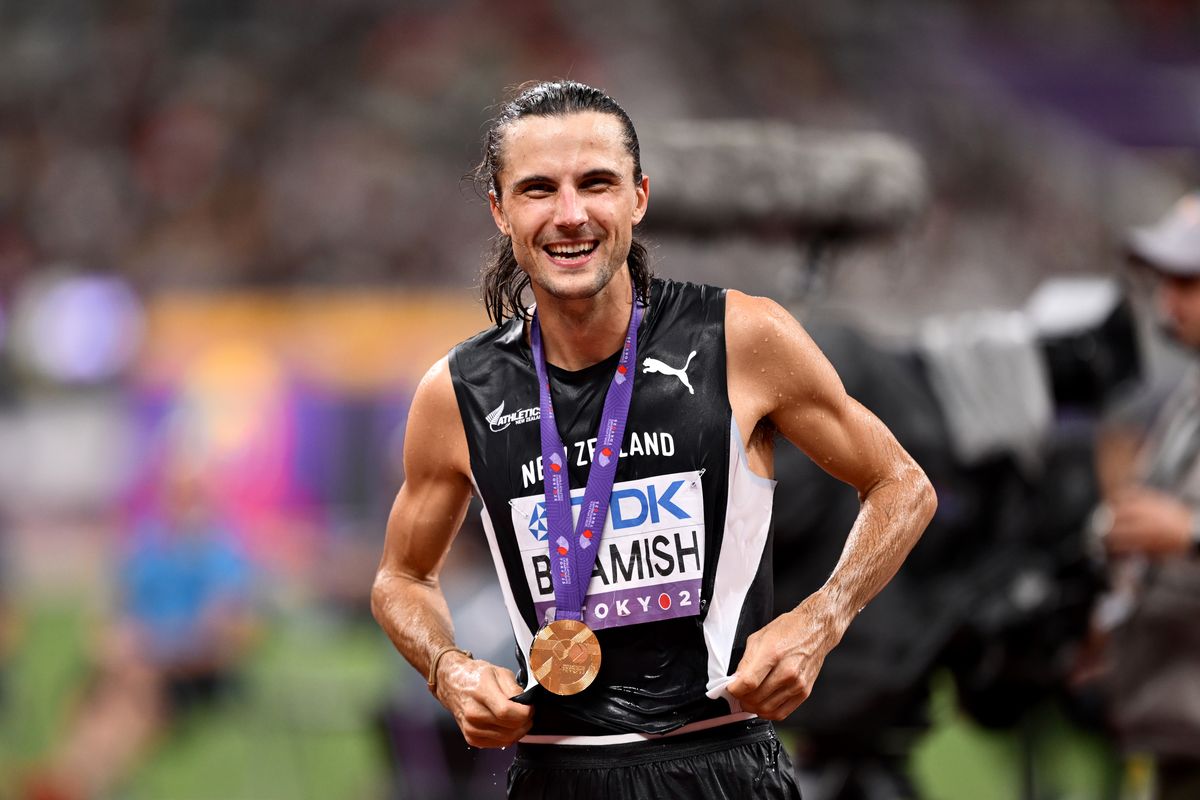 Cade, viene calpestato ma vince la medaglia d'oro ai Mondiali