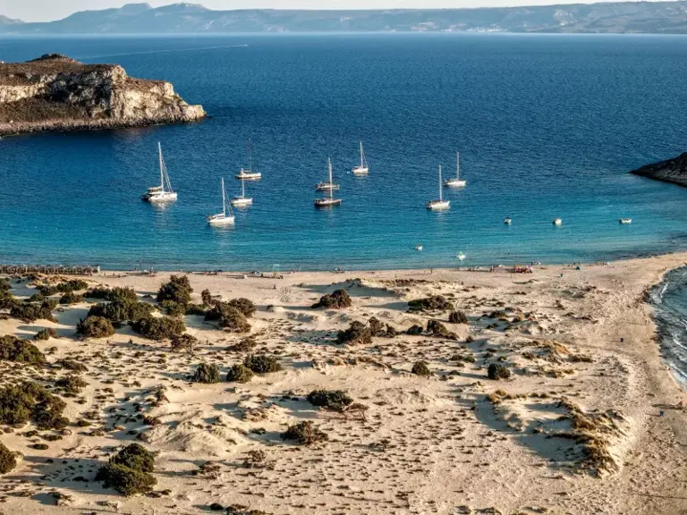 Λίγοι και τυχεροί στην Ελαφόνησο – Εικόνες μαγεία από την άδεια παραλία ...