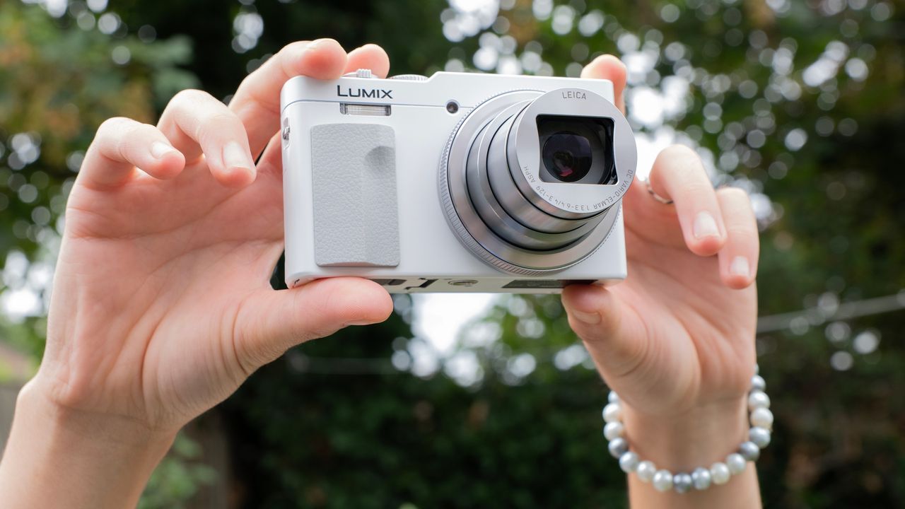 This compact camera offers a Leica lens with crazy zoom range – and a slick new colour