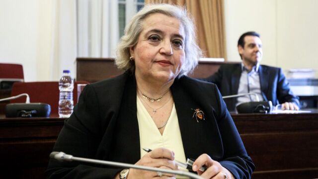 Η υφυπουργός Αλεξάνδρα Παπαδοπούλου που αποτελεί "βαρίδι" για τις ...