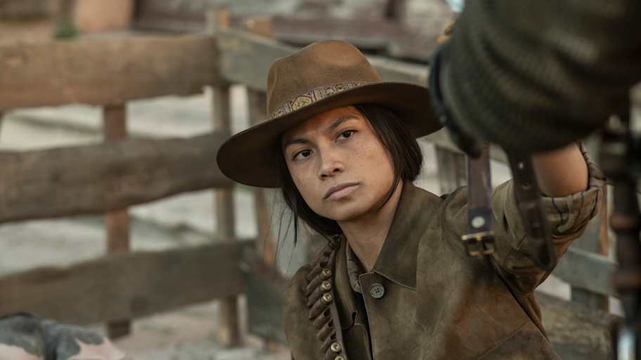 Who are Roberto and Justina, and why were they fleeing in The Walking ...