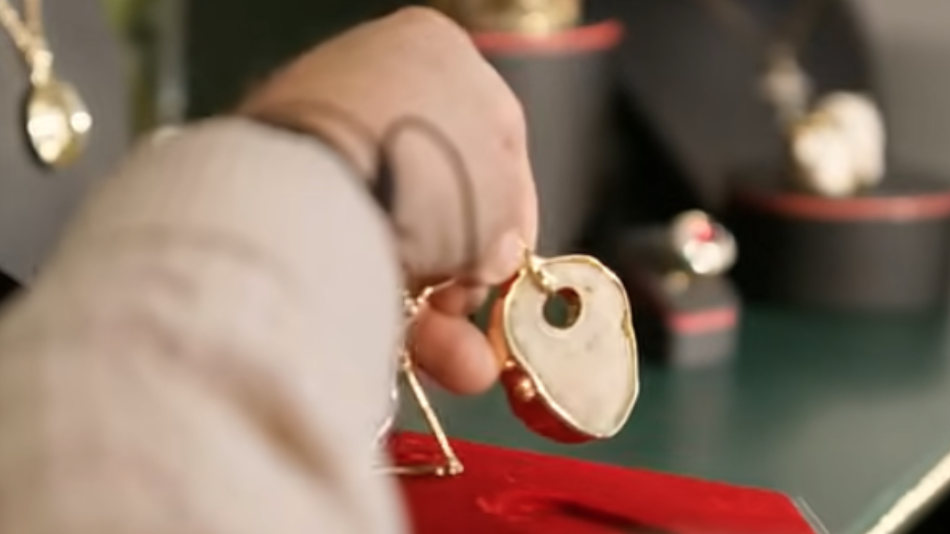 Elton John a transformé ses rotules en bijoux en or