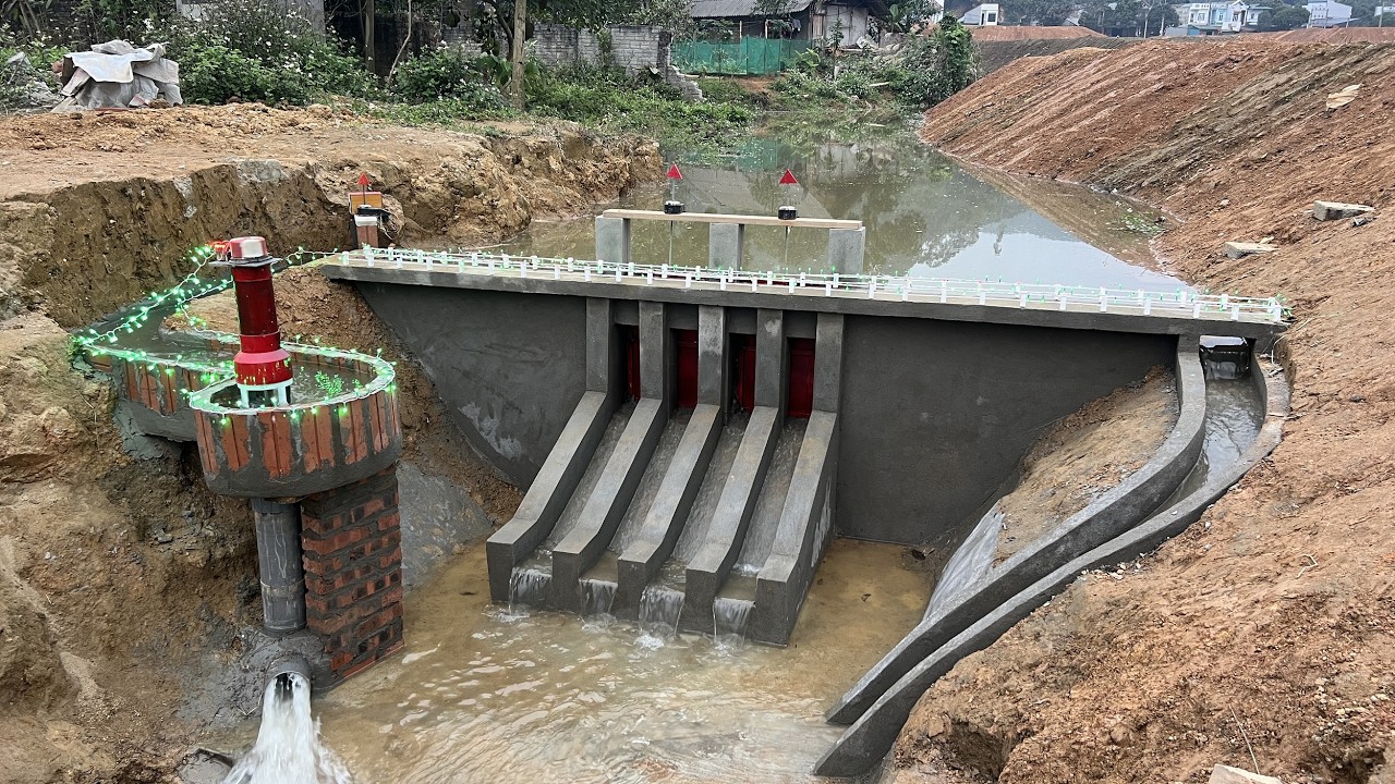 I built a mini hydroelectric dam! 💧