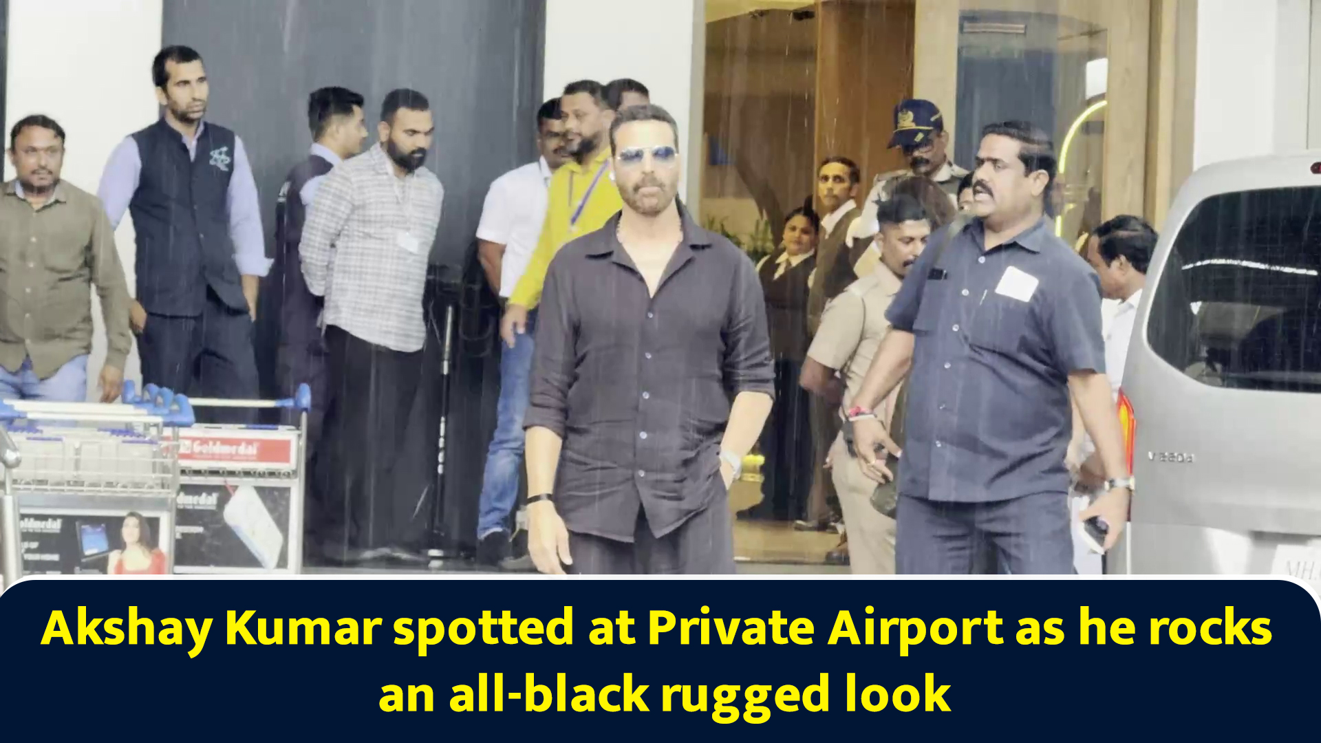 Akshay Kumar spotted at Private Airport as he rocks an all-black rugged ...