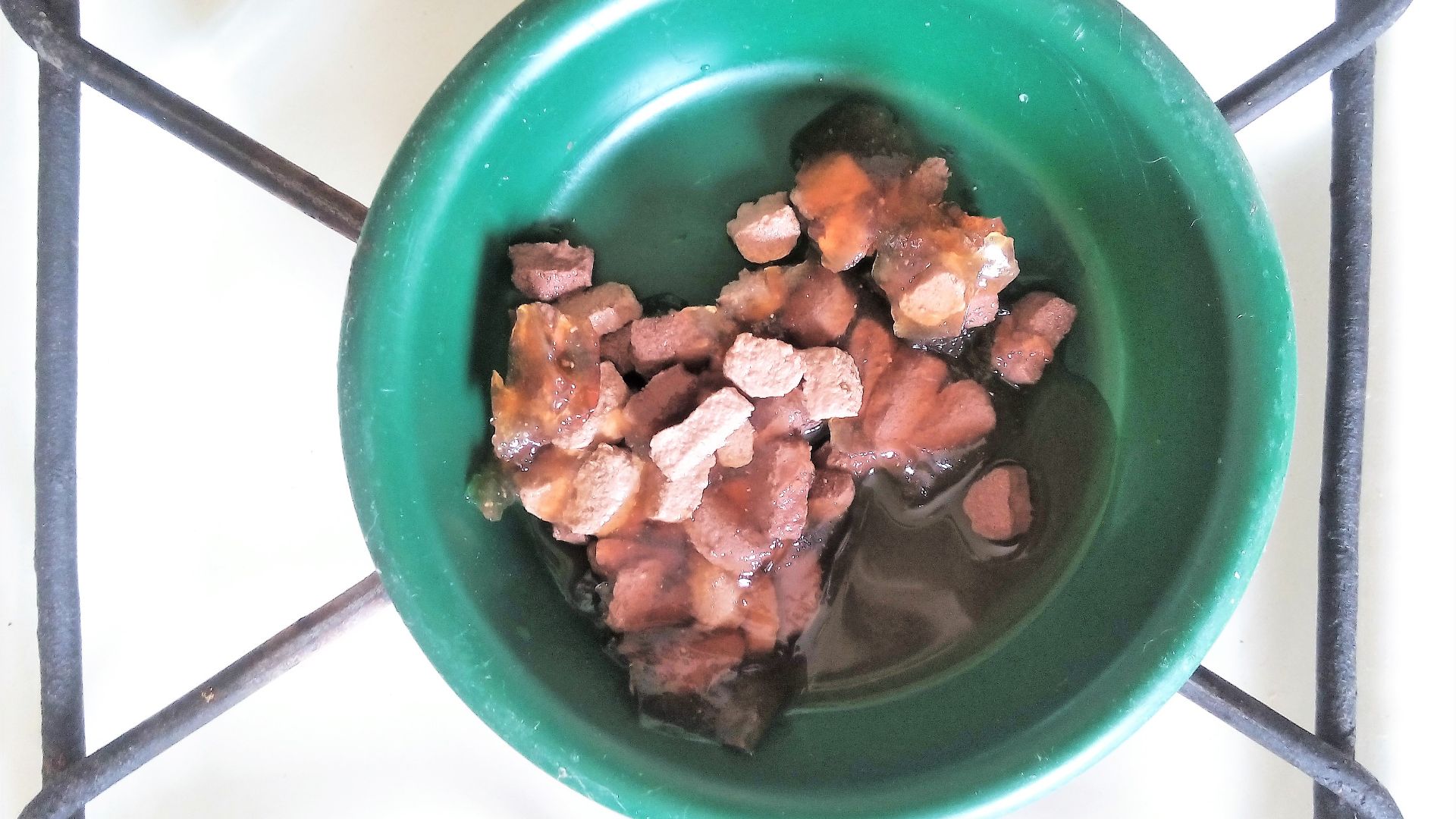10 Human Foods Cats Can Eat & 10 You Should Never Feed Them